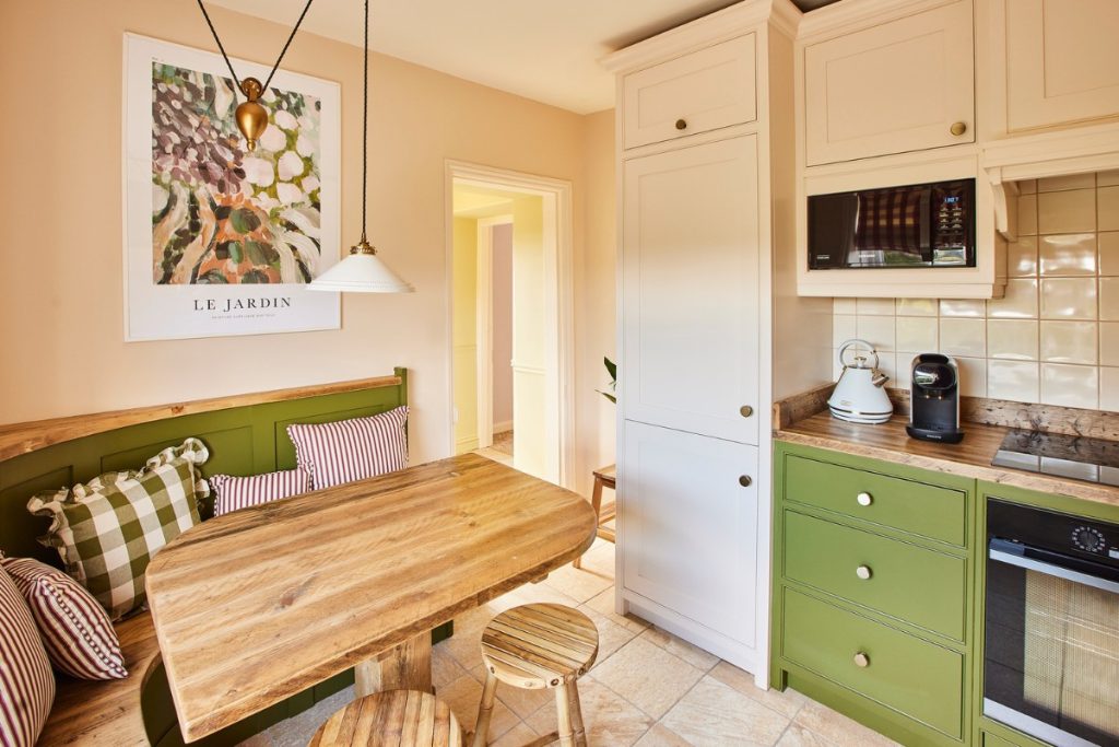 Isobel Star Interior Design Creates a Welcoming and Layered Cottage ...